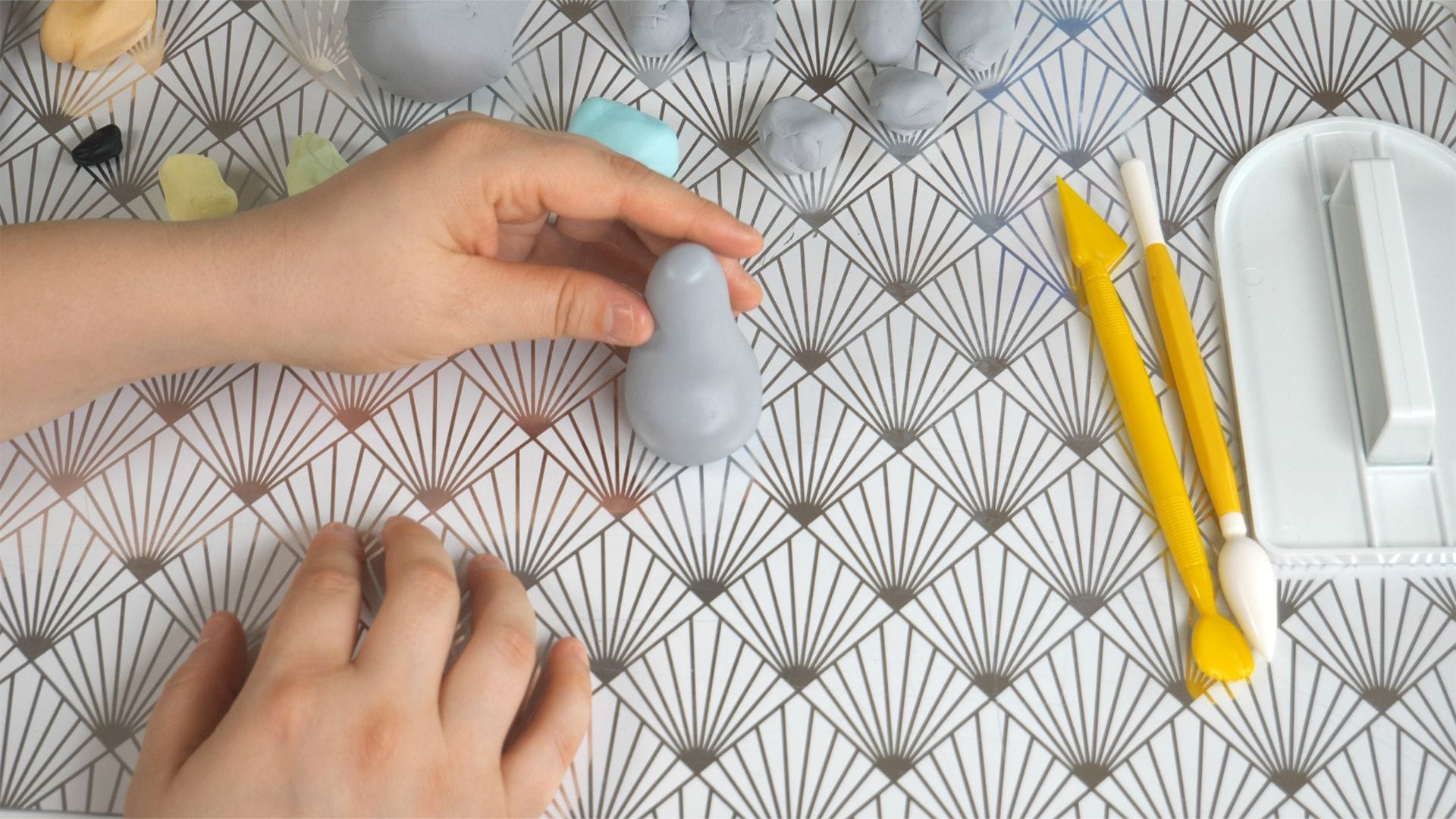 [VIDEO TUTORIAL] Cute Rabbit - Fondant Cake Topper - Fondant Academy