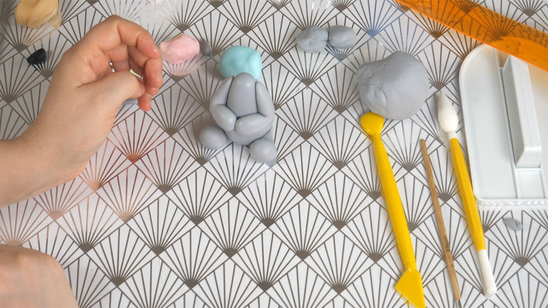 [VIDEO TUTORIAL] Cute Rabbit - Fondant Cake Topper - Fondant Academy