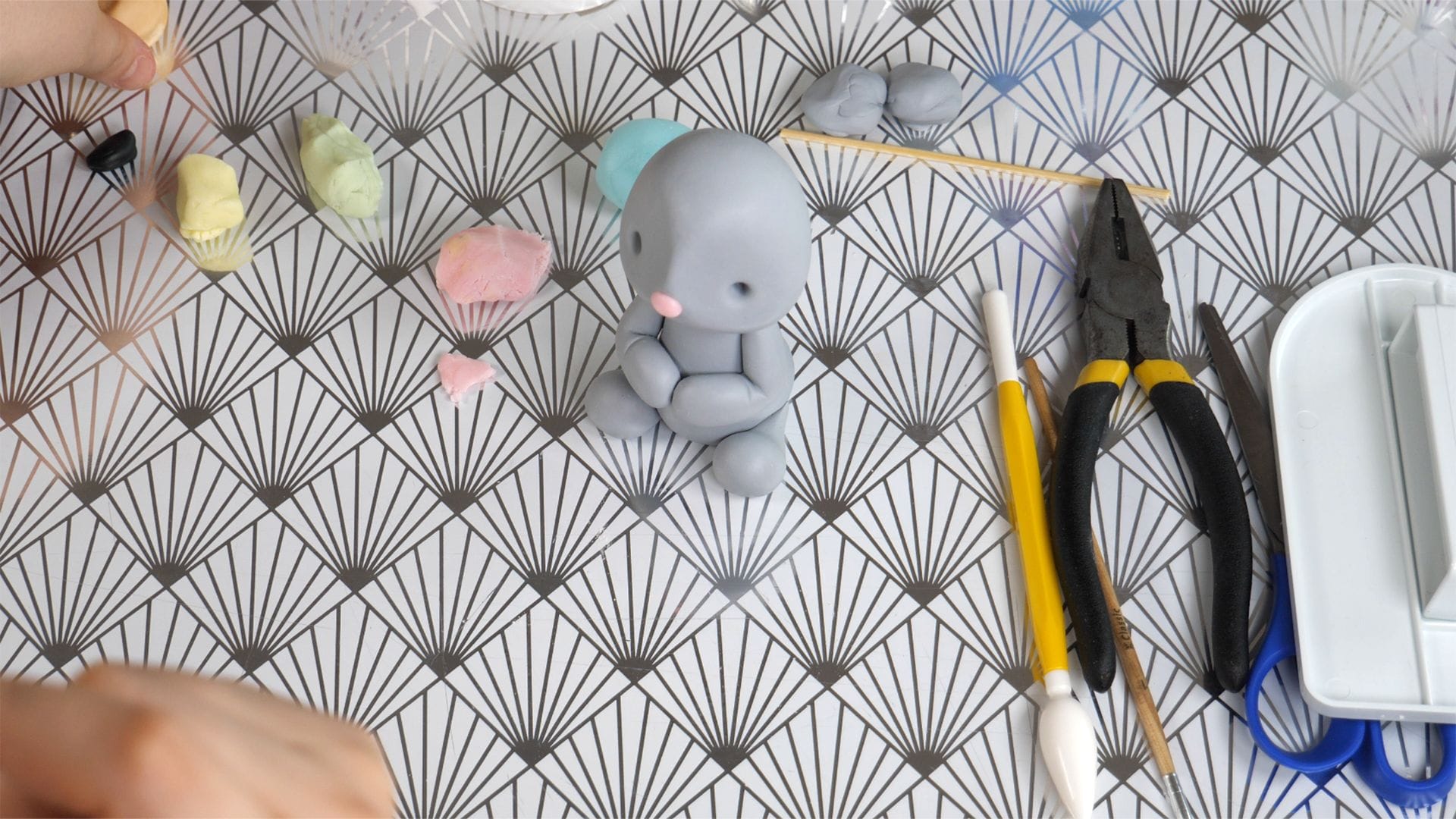 [VIDEO TUTORIAL] Cute Rabbit - Fondant Cake Topper - Fondant Academy