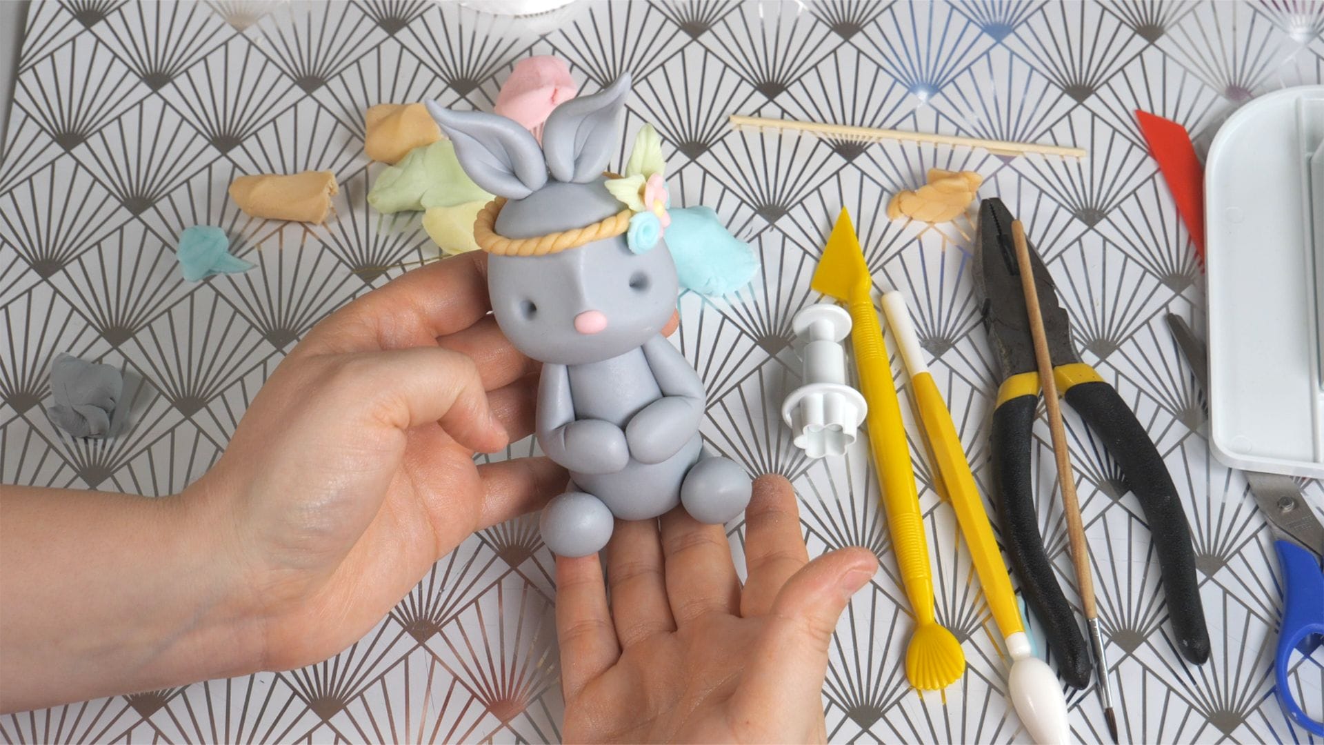 [VIDEO TUTORIAL] Cute Rabbit - Fondant Cake Topper - Fondant Academy