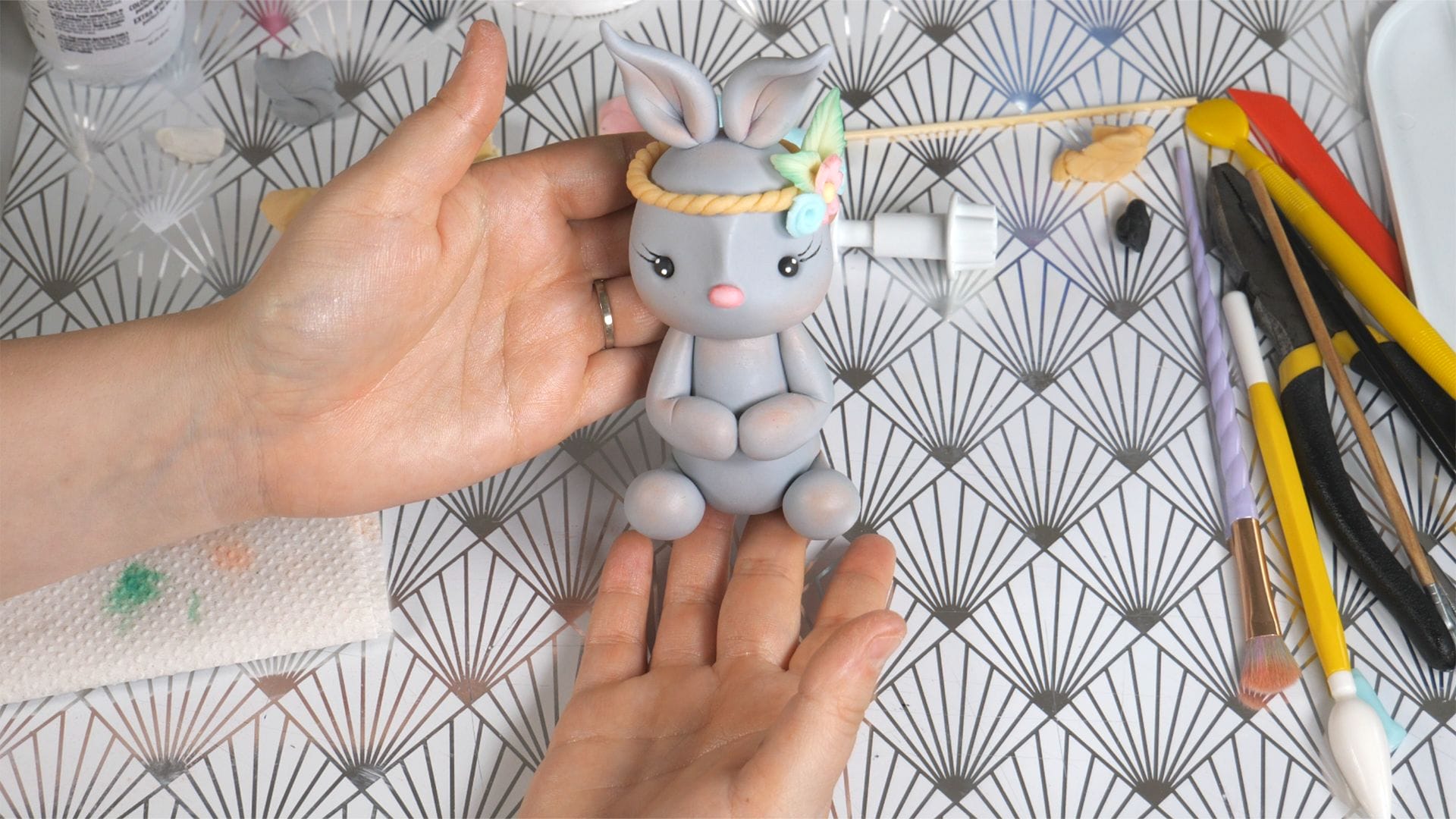 [VIDEO TUTORIAL] Cute Rabbit - Fondant Cake Topper - Fondant Academy