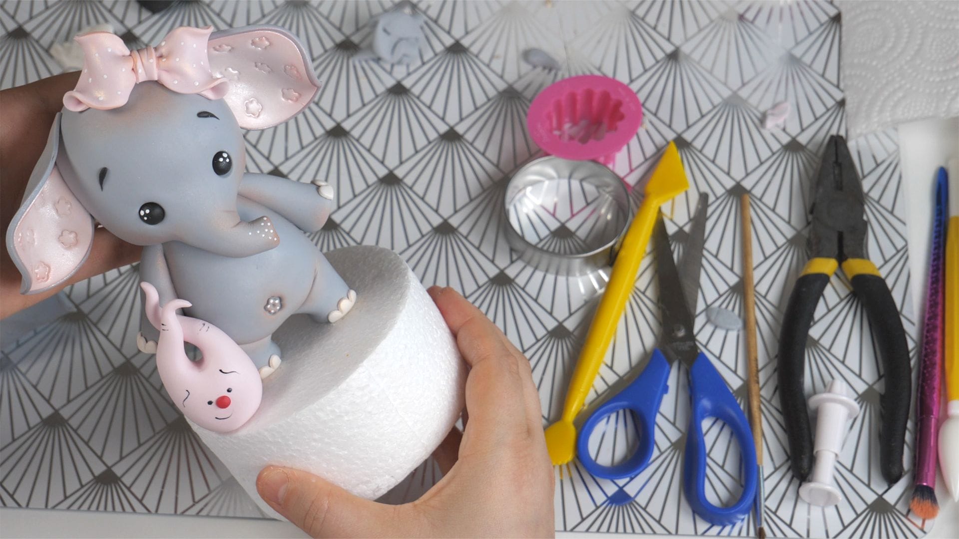 [VIDEO TUTORIAL] Elephant – Fondant Cake Topper - Fondant Academy