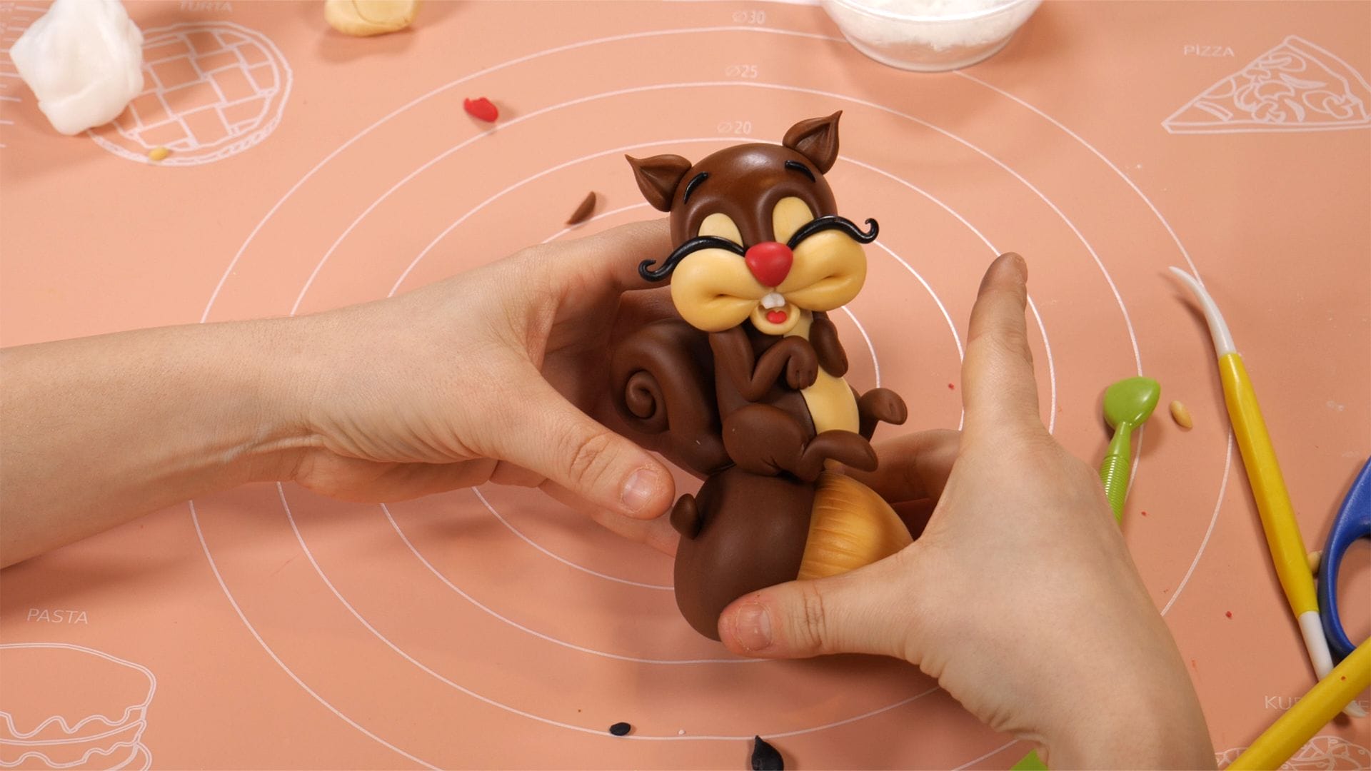 [VIDEO TUTORIAL] Squirrel - Fondant Cake Topper - Fondant Academy