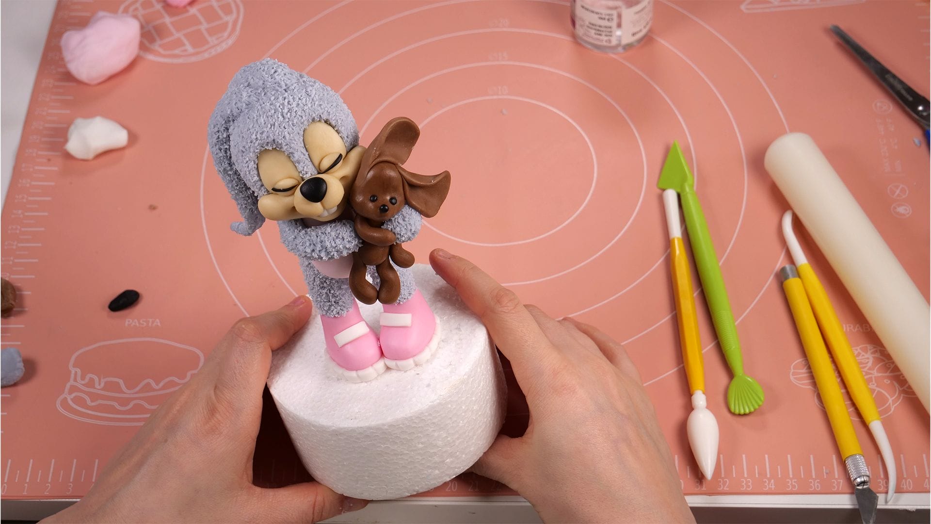 [VIDEO TUTORIAL] Party Rabbit - Fondant Cake Topper - Fondant Academy