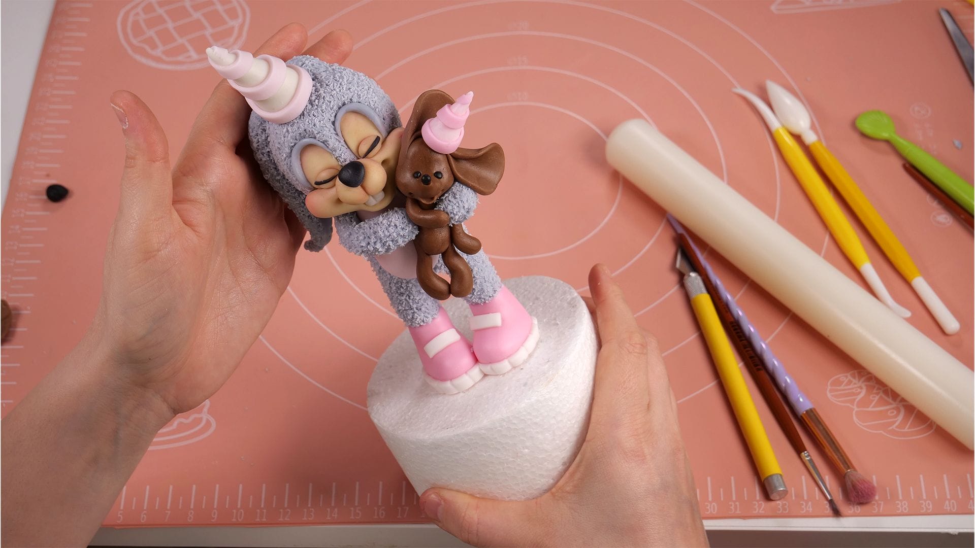 [VIDEO TUTORIAL] Party Rabbit - Fondant Cake Topper - Fondant Academy